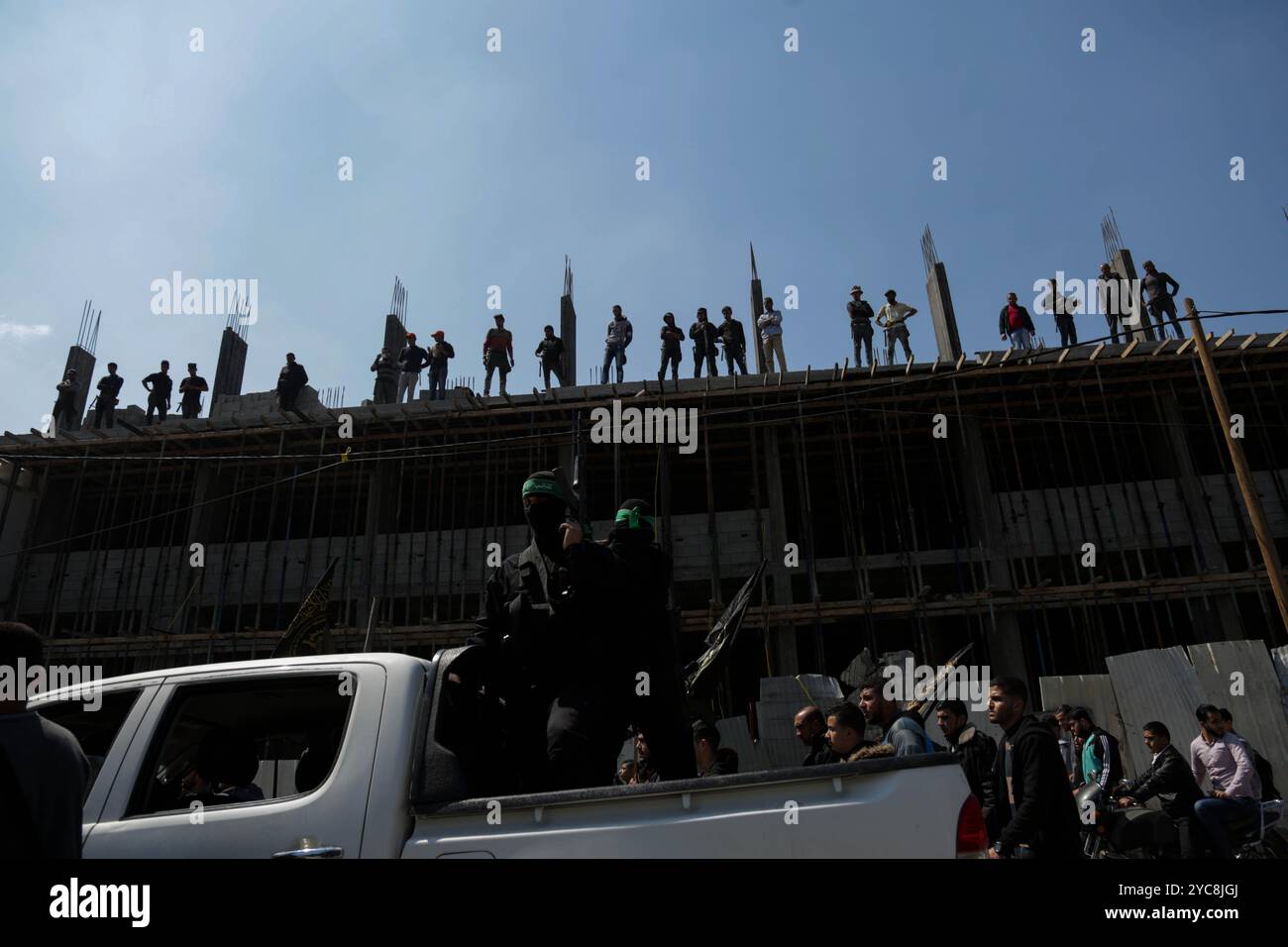 Members of the Ezzedine al-Qassam Brigades, the military wing of the ...