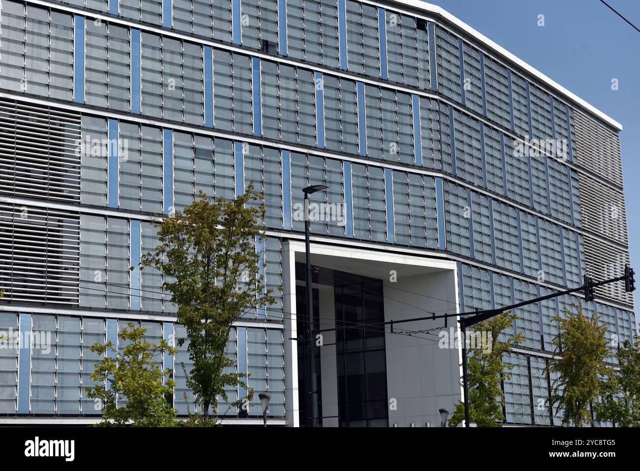 Modern window wall exterior of multi-storey office building Stock Photo ...