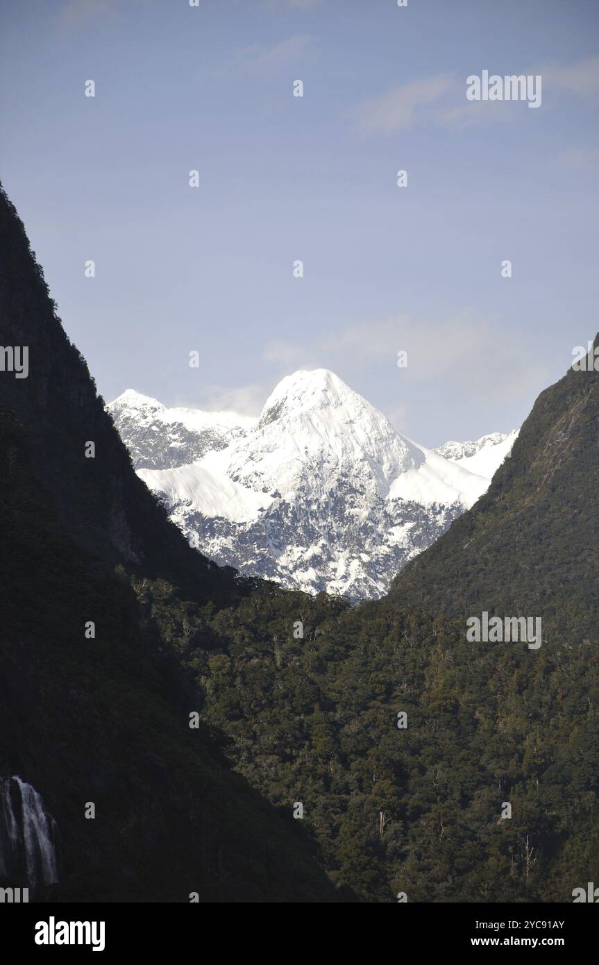 Typical U-shaped glacial valley at Milford Sound, Fiordland, New ...