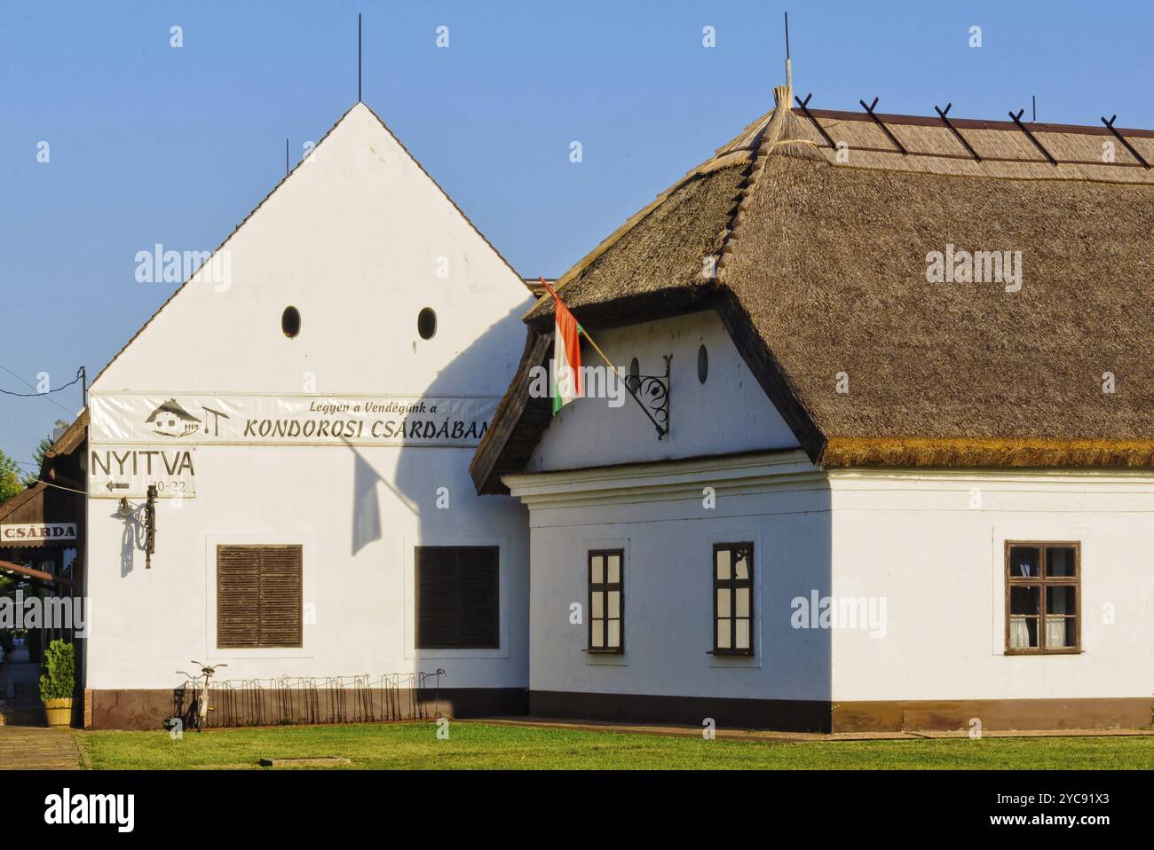 The Kondorosi Csarda (tavern) and its thatched roof, Kondoros, Hungary ...