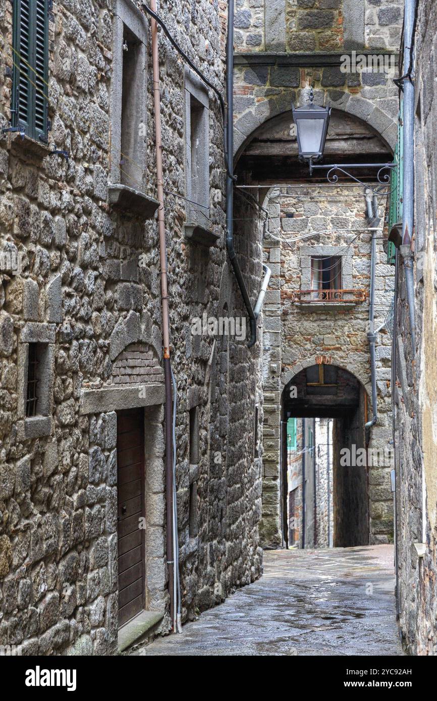 Vintage old alleyway hi-res stock photography and images - Alamy