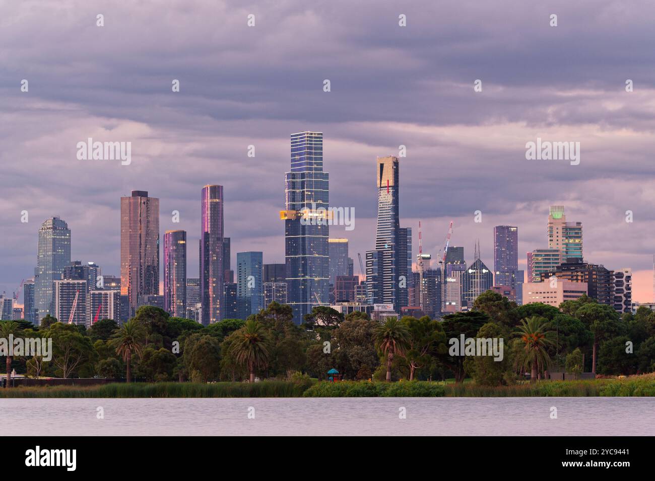 Greenery and skyline hi-res stock photography and images - Alamy