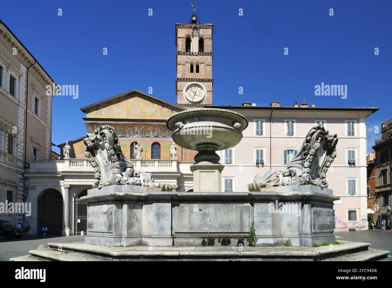 Fontana di piazza Santa Maria in Trastevere, the oldest Marian church ...