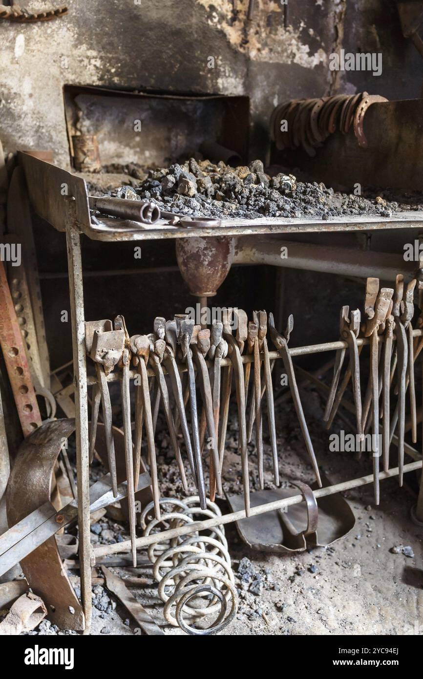 Fire burns in forge close hi-res stock photography and images - Alamy