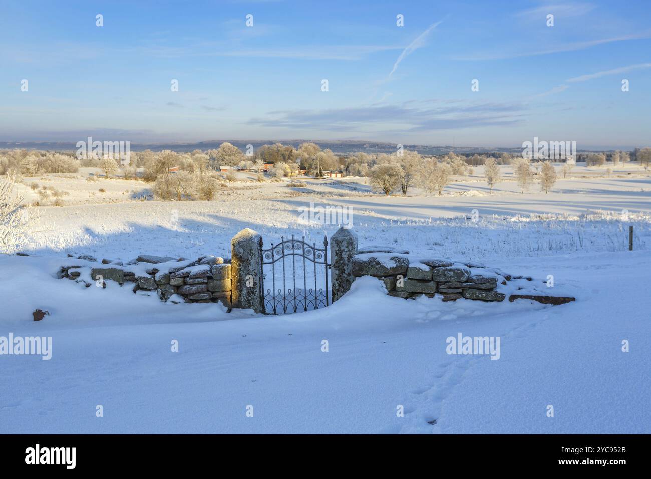 Covered gate hi-res stock photography and images - Alamy