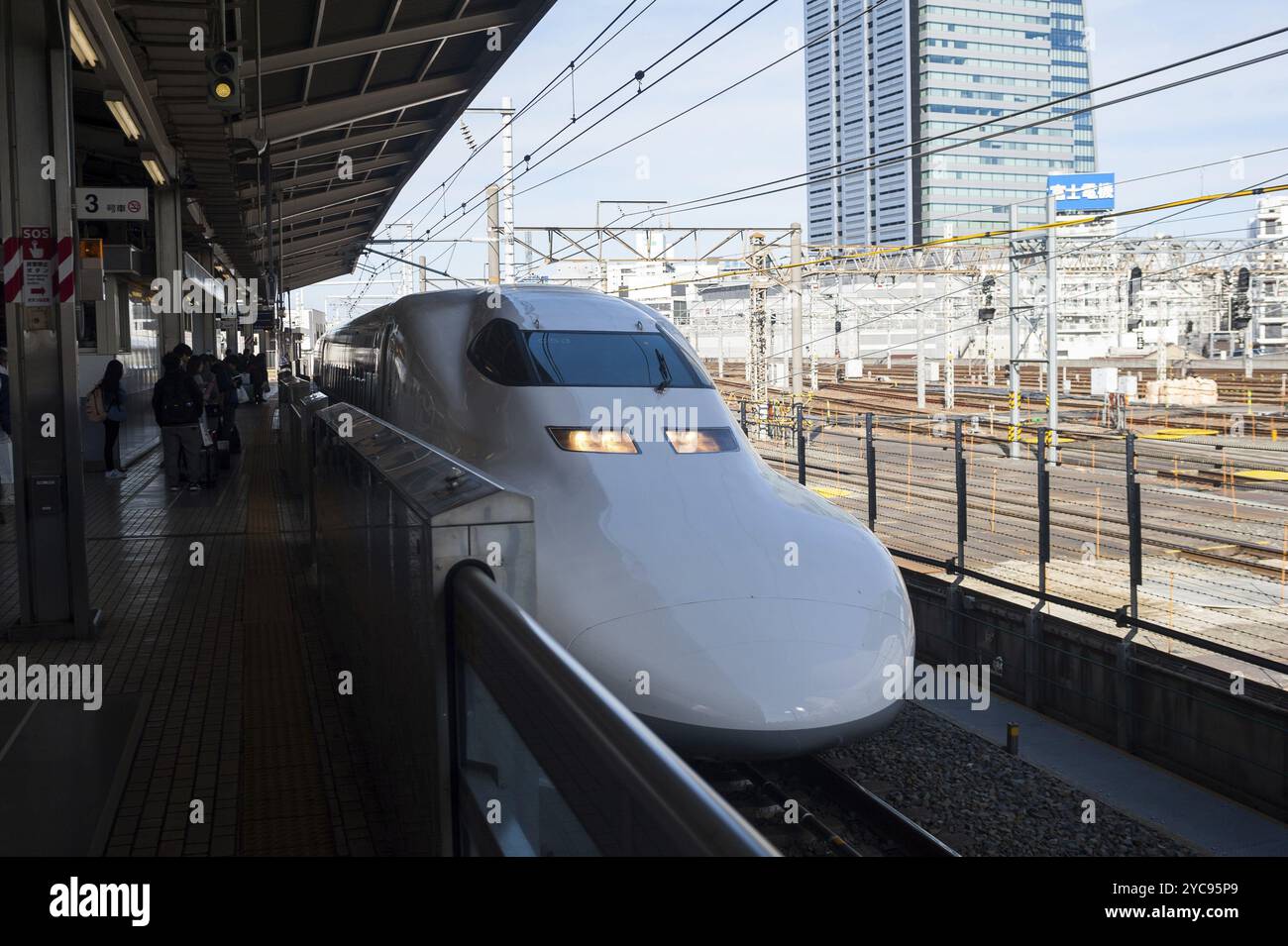 30.12.2017, Nagoya, Japan, Asia, A Shinkansen high-speed train arrives ...