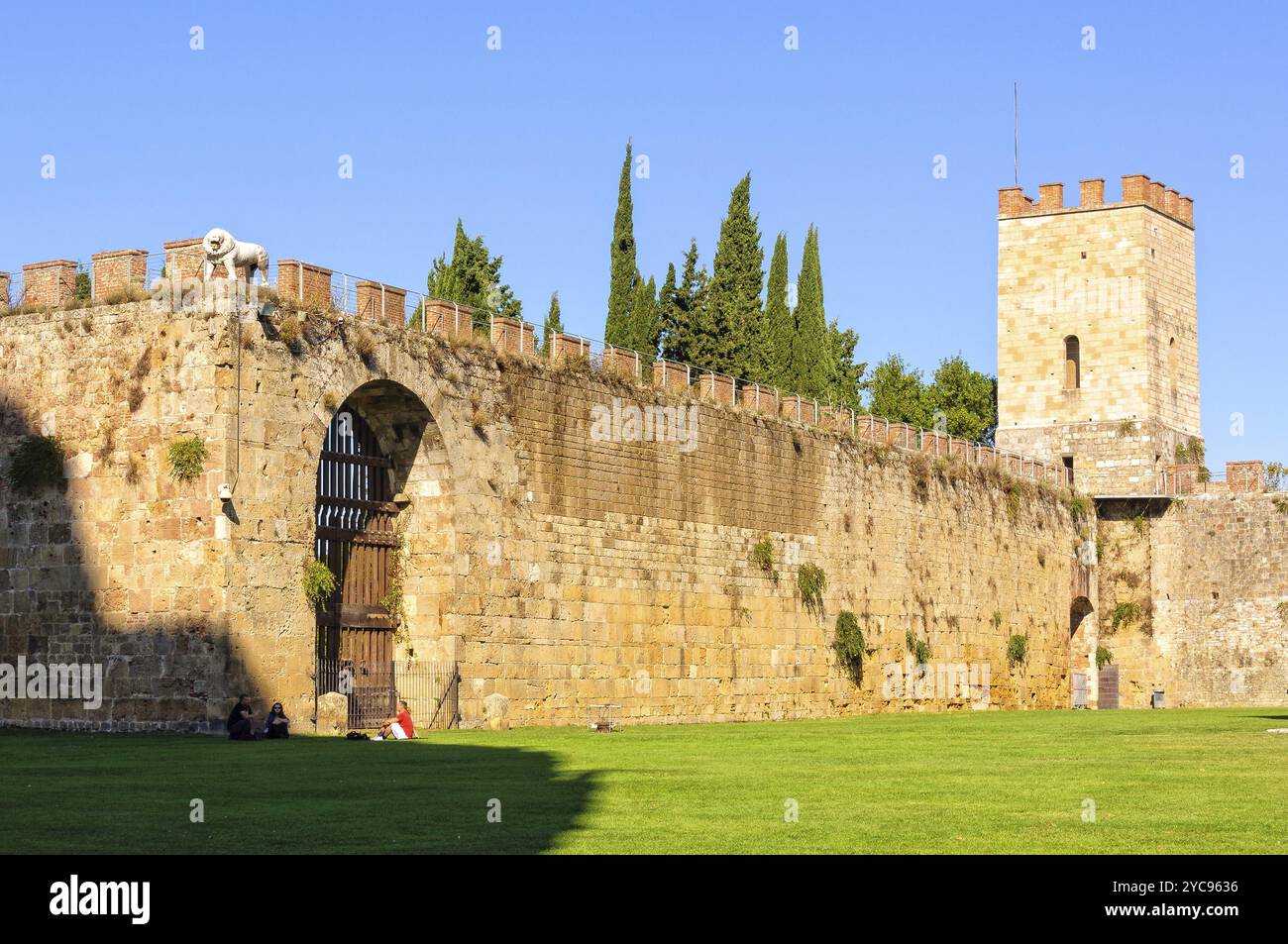 Tourists relax on the loan of the Field of Miracles (Campo dei Miracoli ...