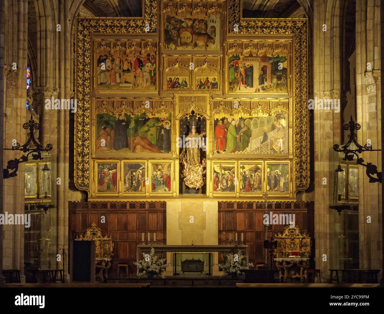 Main altar in the semicircular apse of the Santa Maria de Leon ...