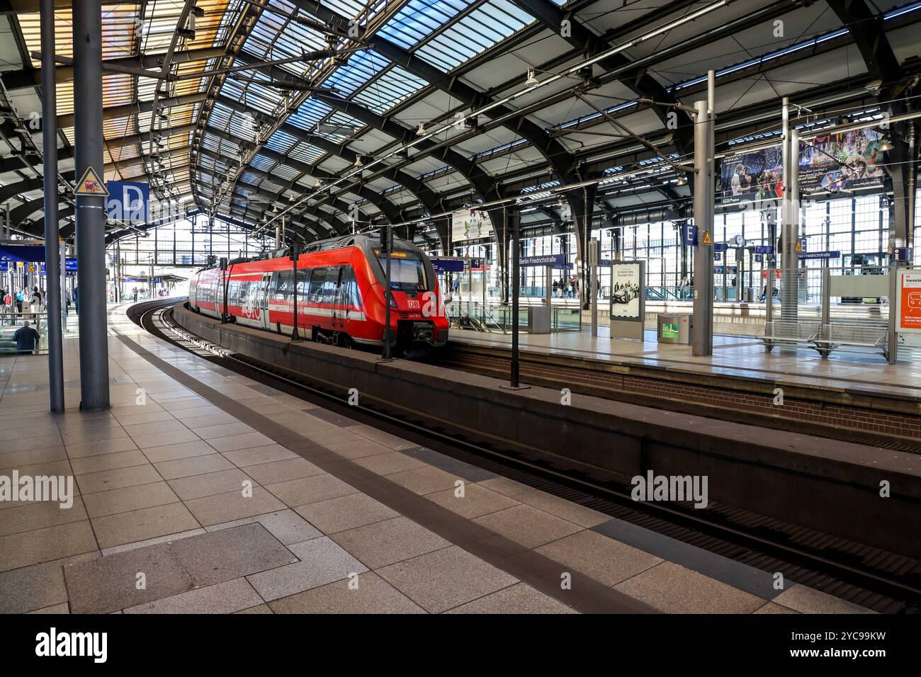 Eisenbahnverkehr am Bahnhof Berlin-Friedrichstraße. Regionalexpress Zug ...