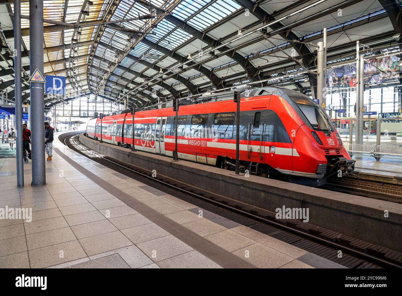 Eisenbahnverkehr am Bahnhof Berlin-Friedrichstraße. Regionalexpress Zug ...