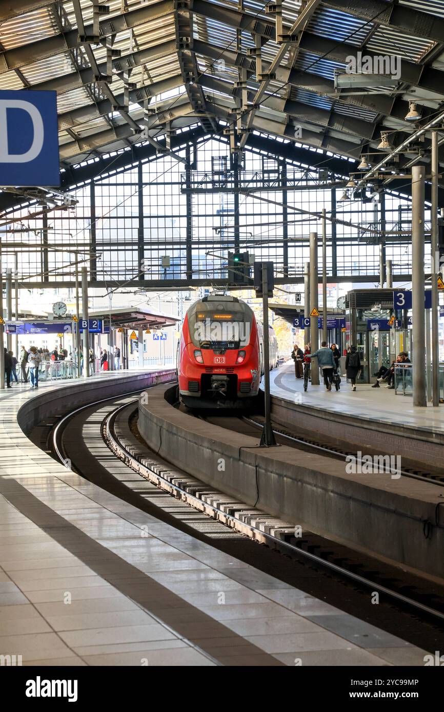 Eisenbahnverkehr am Bahnhof Berlin-Friedrichstraße. Regionalexpress Zug ...
