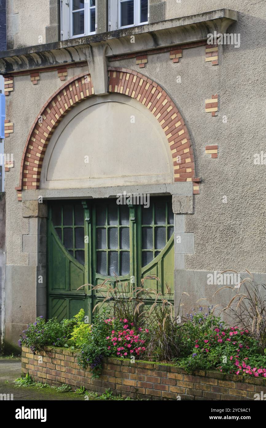Gateway with round motif in Art Nouveau style at a residential building ...