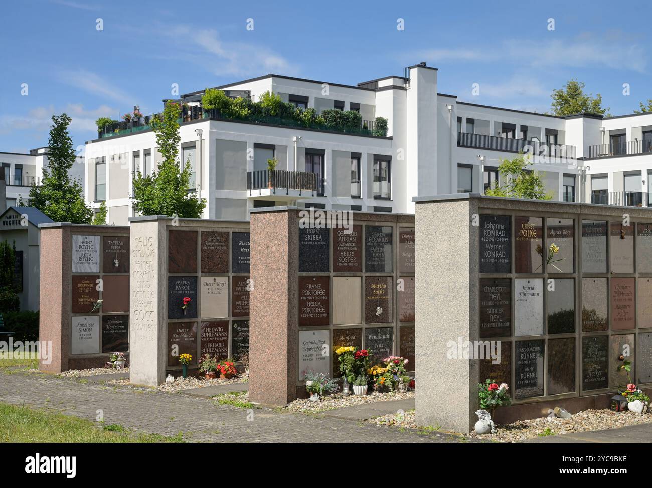 Gravestones, Trinity Cemetery, new buildings in the Lankwitz Court Gardens of Bonava, former ...