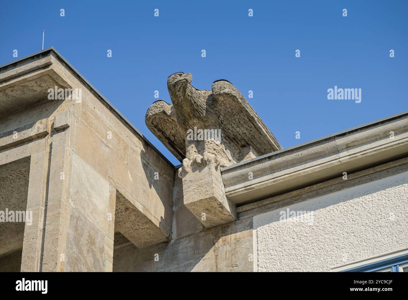 Detail, eagle, figure, roof, ledge, residential building, Metropolitan ...