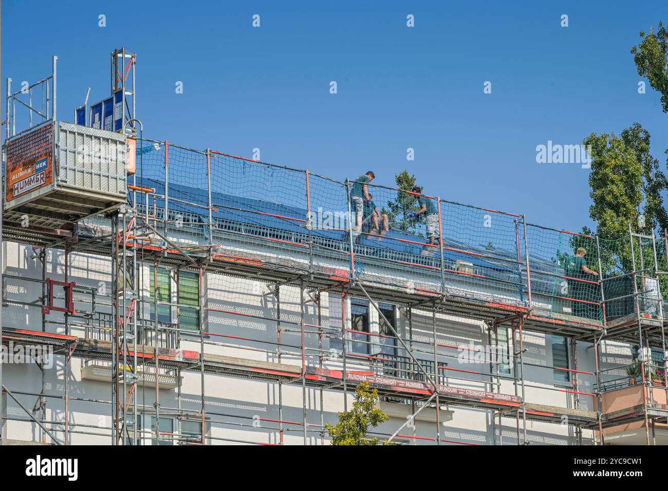 Roofers install solar roof, Schmidt-Knobelsdorf-Straße, Spandau, Berlin ...