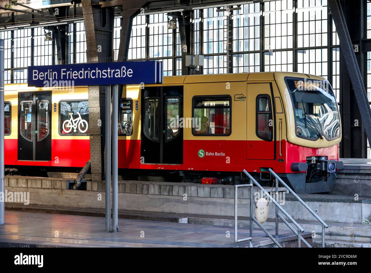 Eisenbahnverkehr am Bahnhof Berlin-Friedrichstraße. S-Bahn Zug der ...