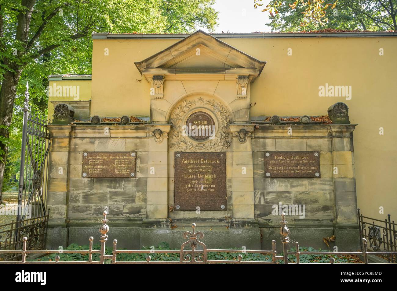 Delbrück family grave, cemeteries in front of Hallesches Tor, Kreuzberg ...