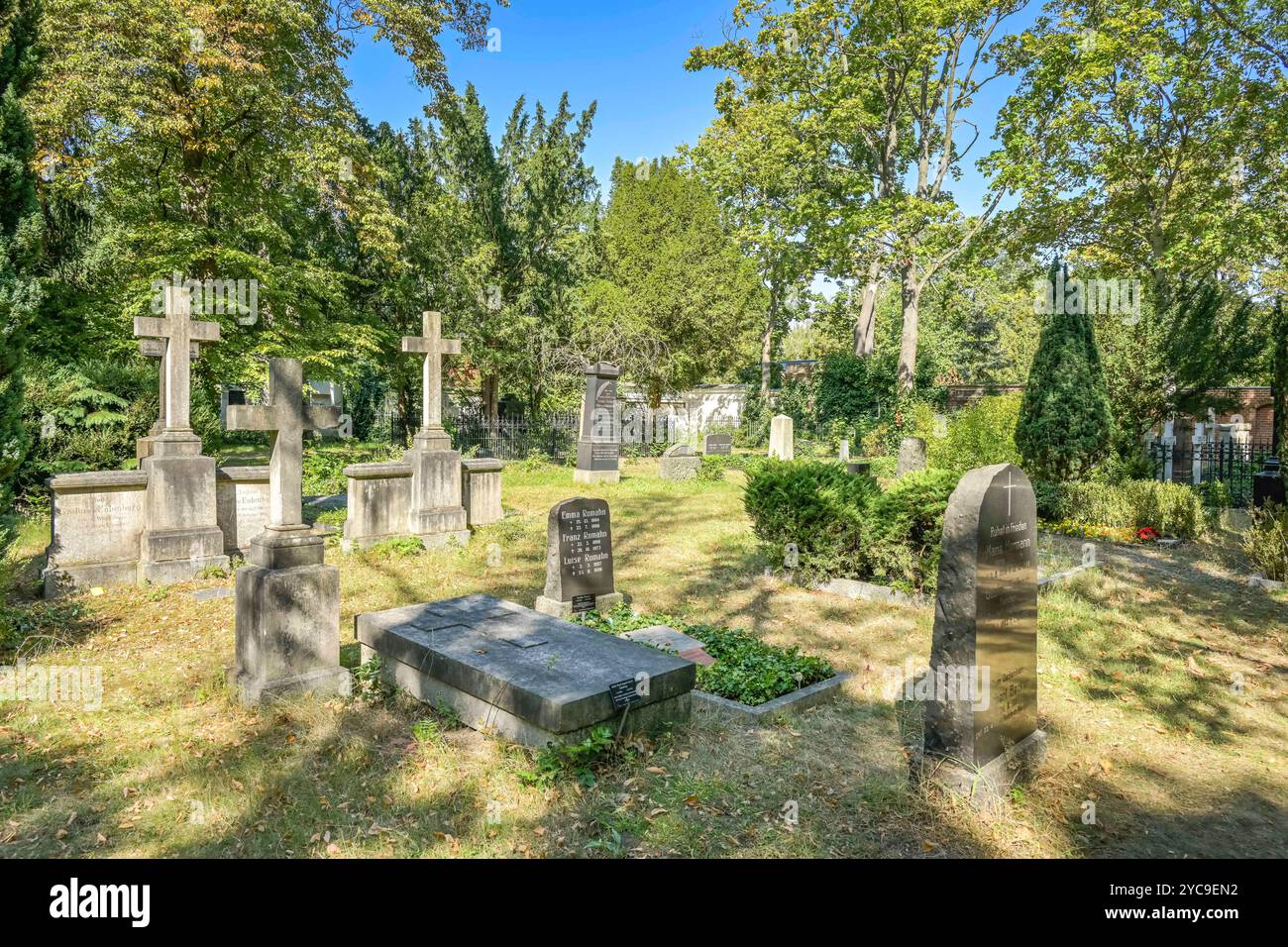 Graves, tombstones, cemeteries in front of Hallesches Tor, Kreuzberg ...