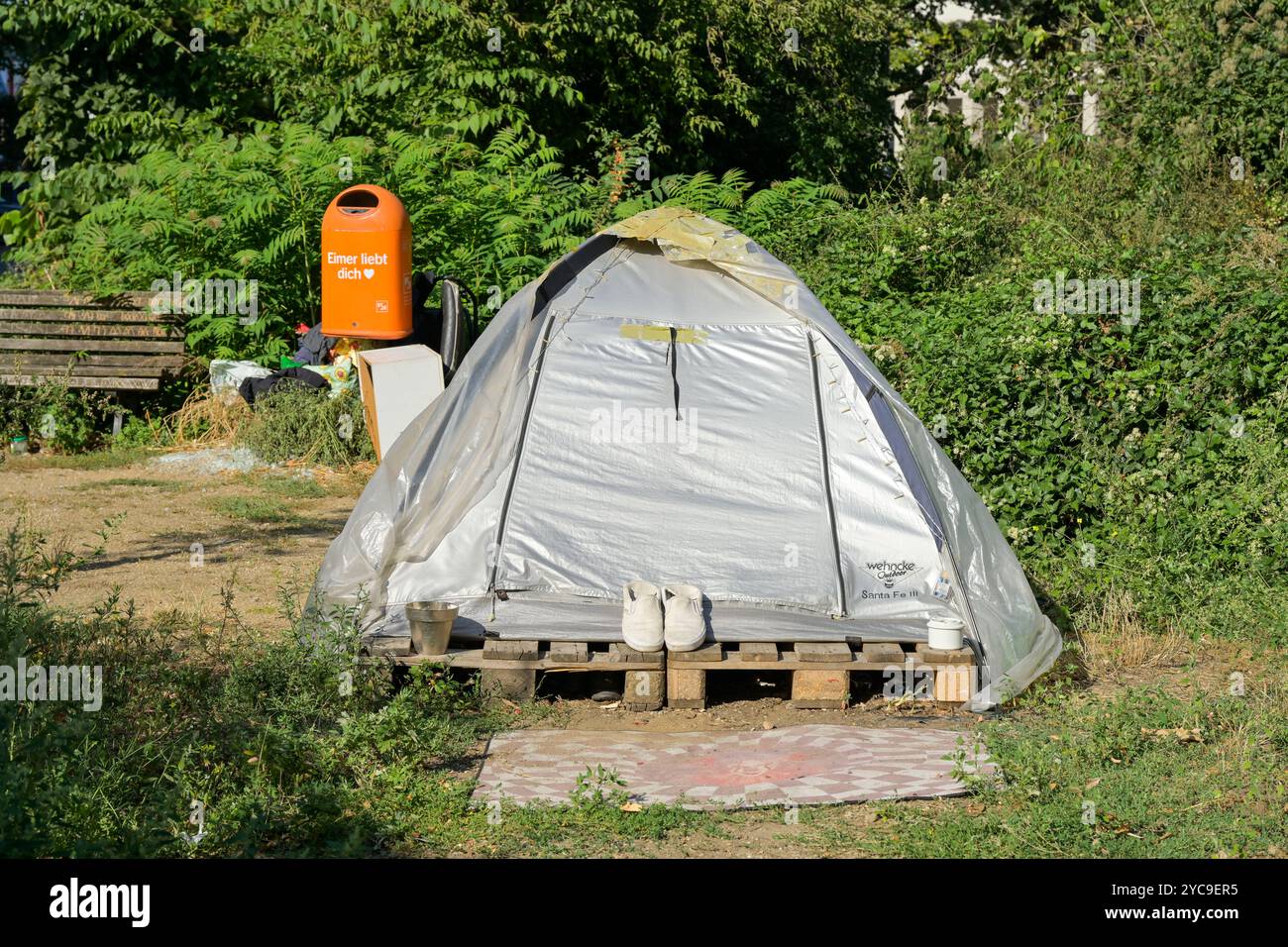 Tent of a homeless person, Hagelberger Straße, Kreuzberg ...