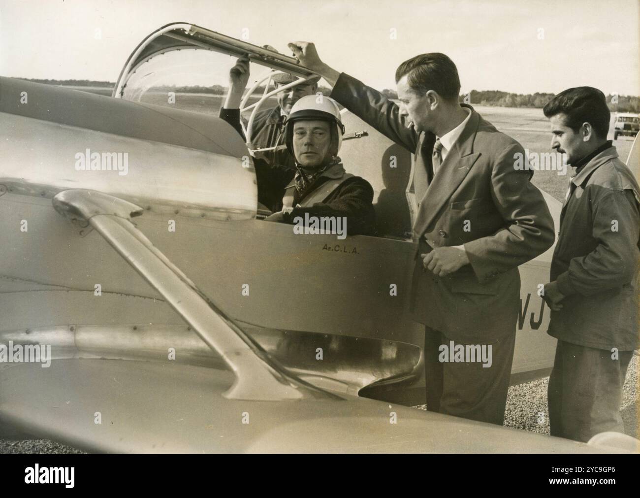 French aviator Raymond Davy in a Rene Leduc aircraft beats the world ...