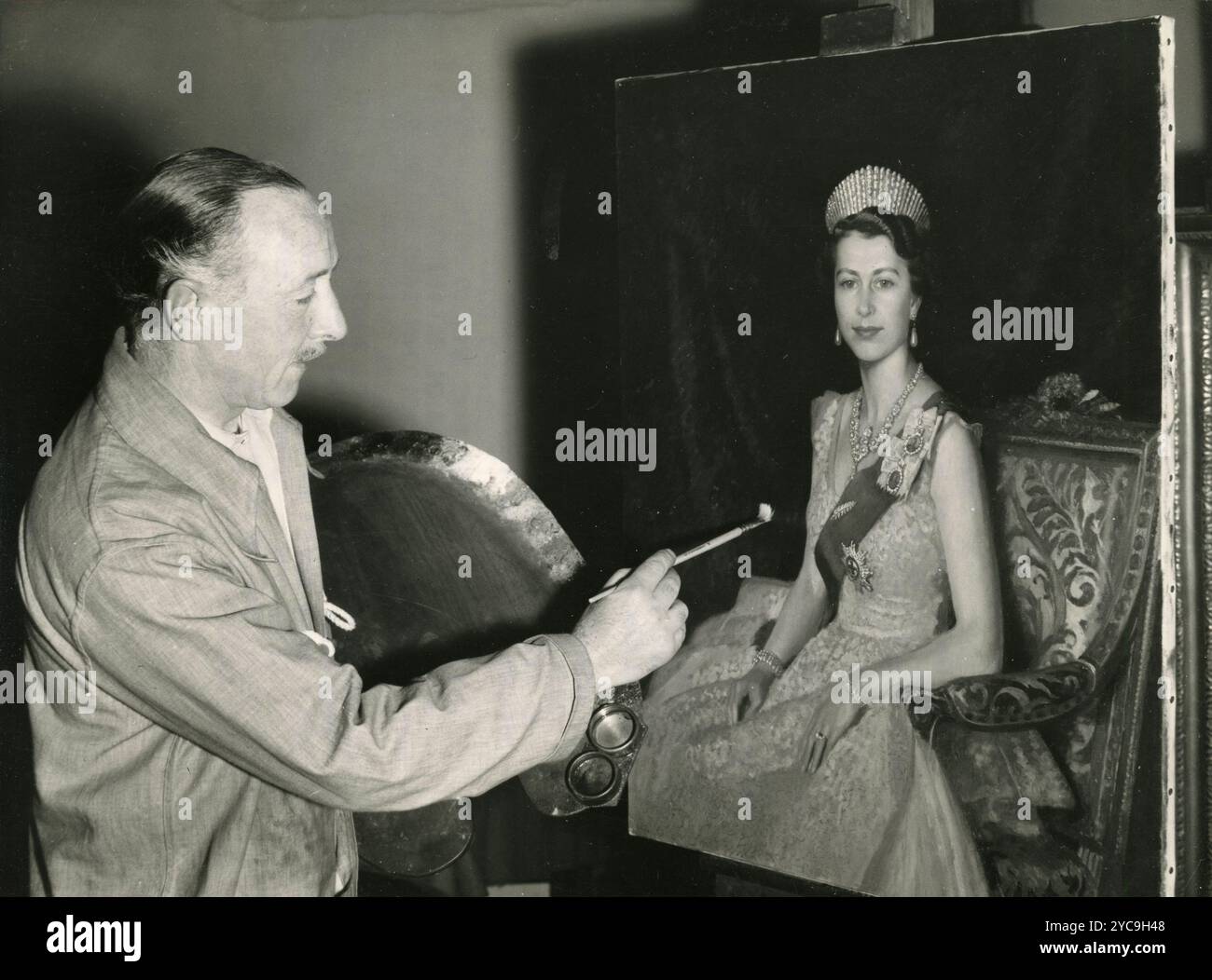 English painter Edward Halliday portraits the Queen, UK 1956 Stock ...