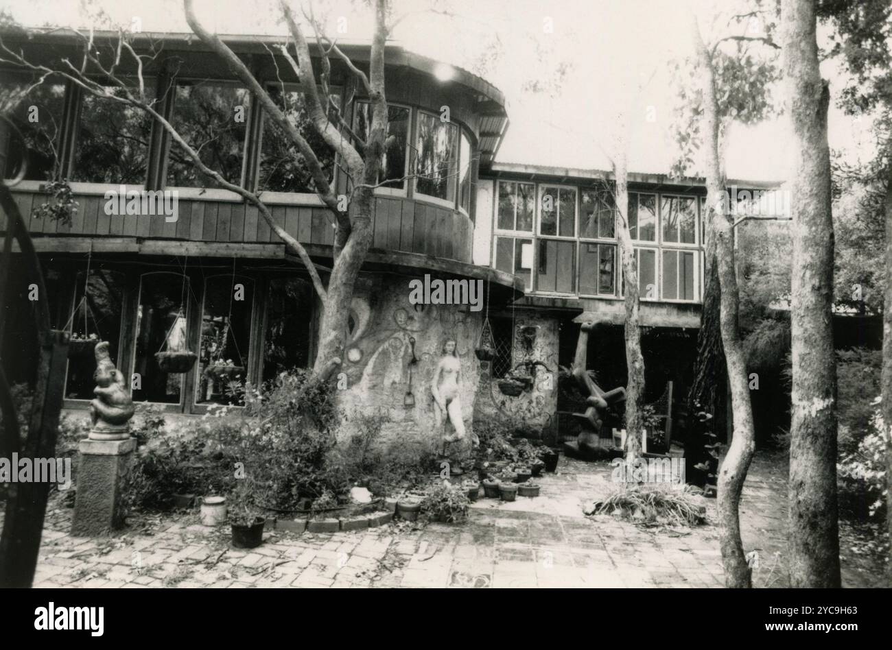The house built with mud bricks by Australian artist Clifton Pugh ...