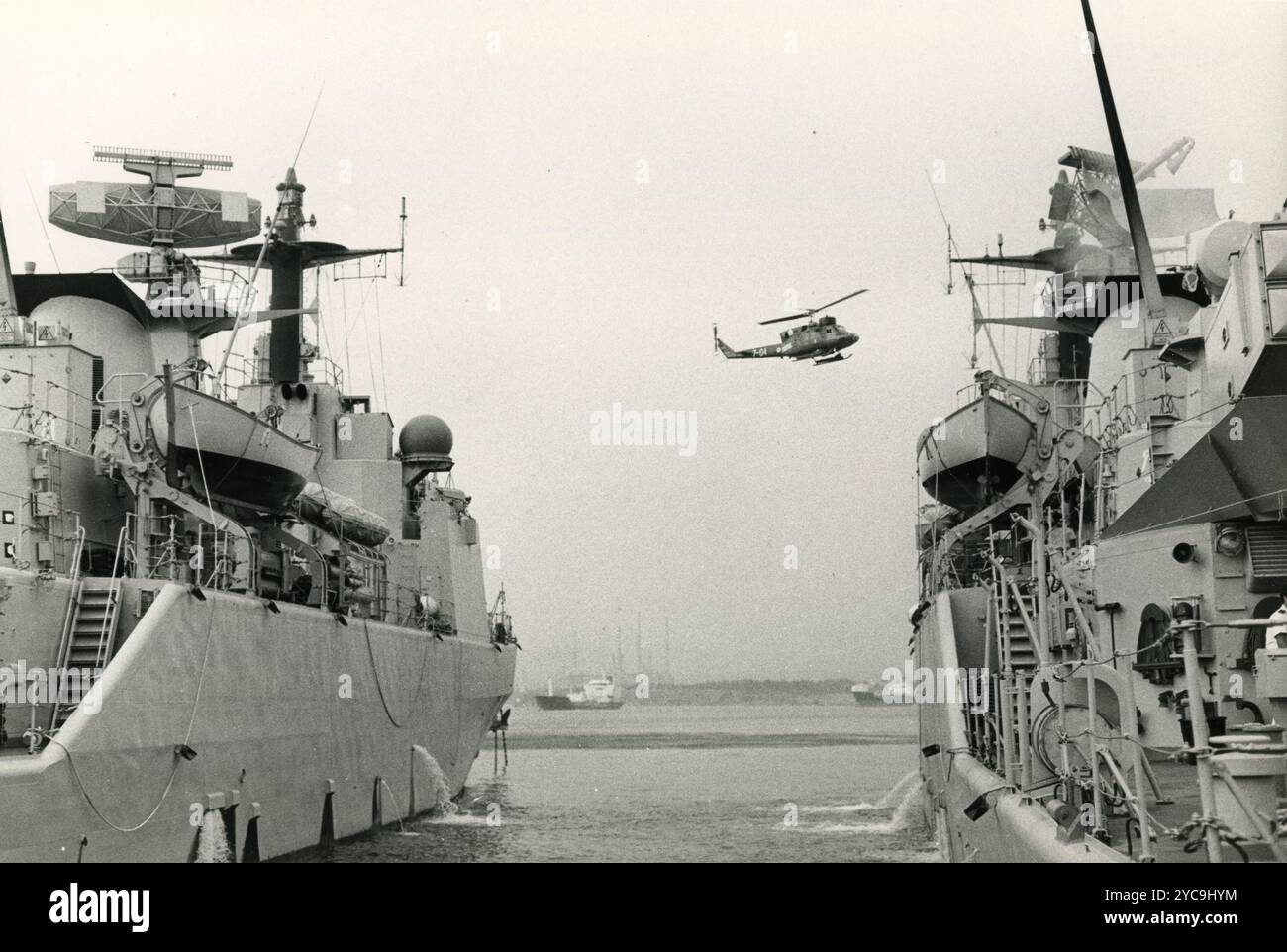 Italian Navy ships leaving for the Gulf War, Taranto 1987 Stock Photo ...