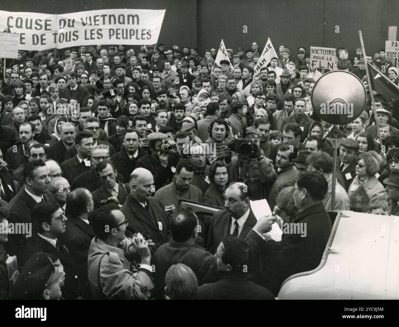 French supporters of the Sovietic cargo ship Akademik-Krilov to bring ...