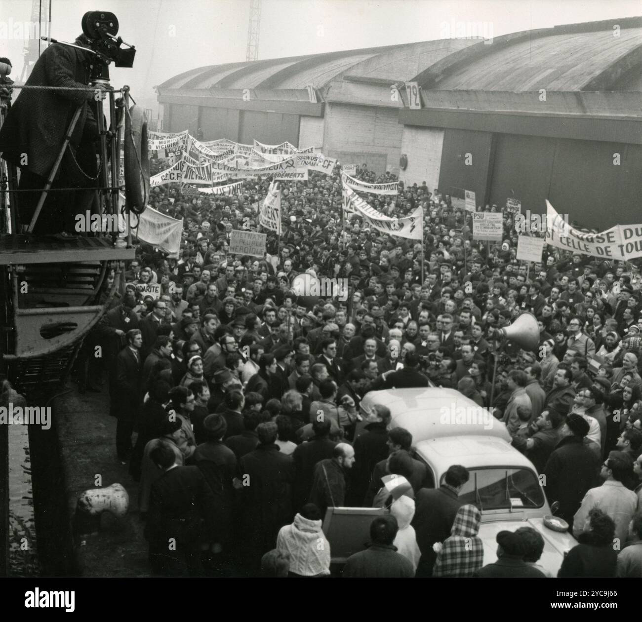 French supporters of the Sovietic cargo ship Akademik-Krilov to bring ...