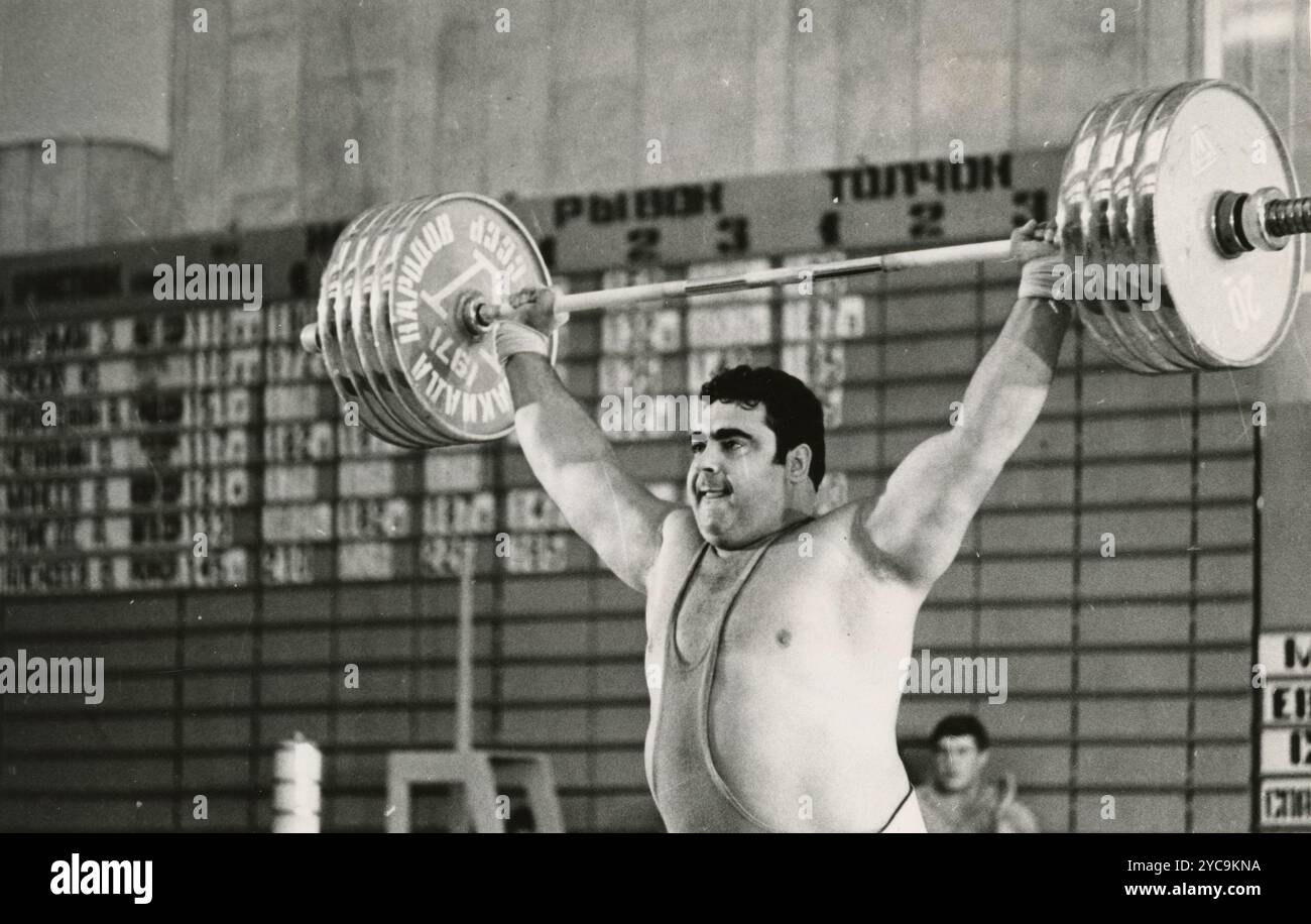 Soviet heavyweight lifter Vasilij Alekseev, the strongest man in the ...