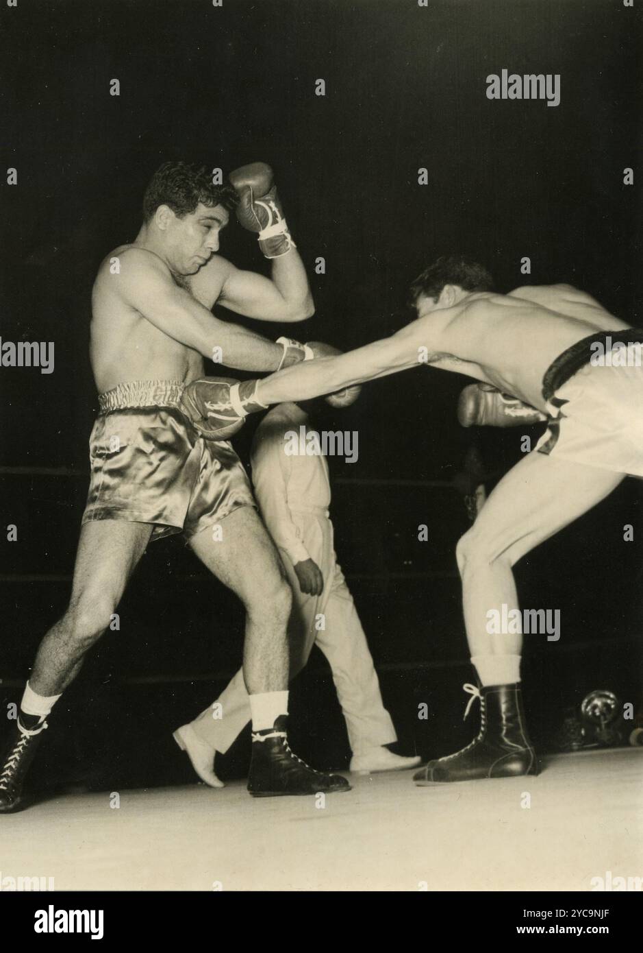 Italian professional boxers Duilio Loi and Felix Chiocca during a match ...