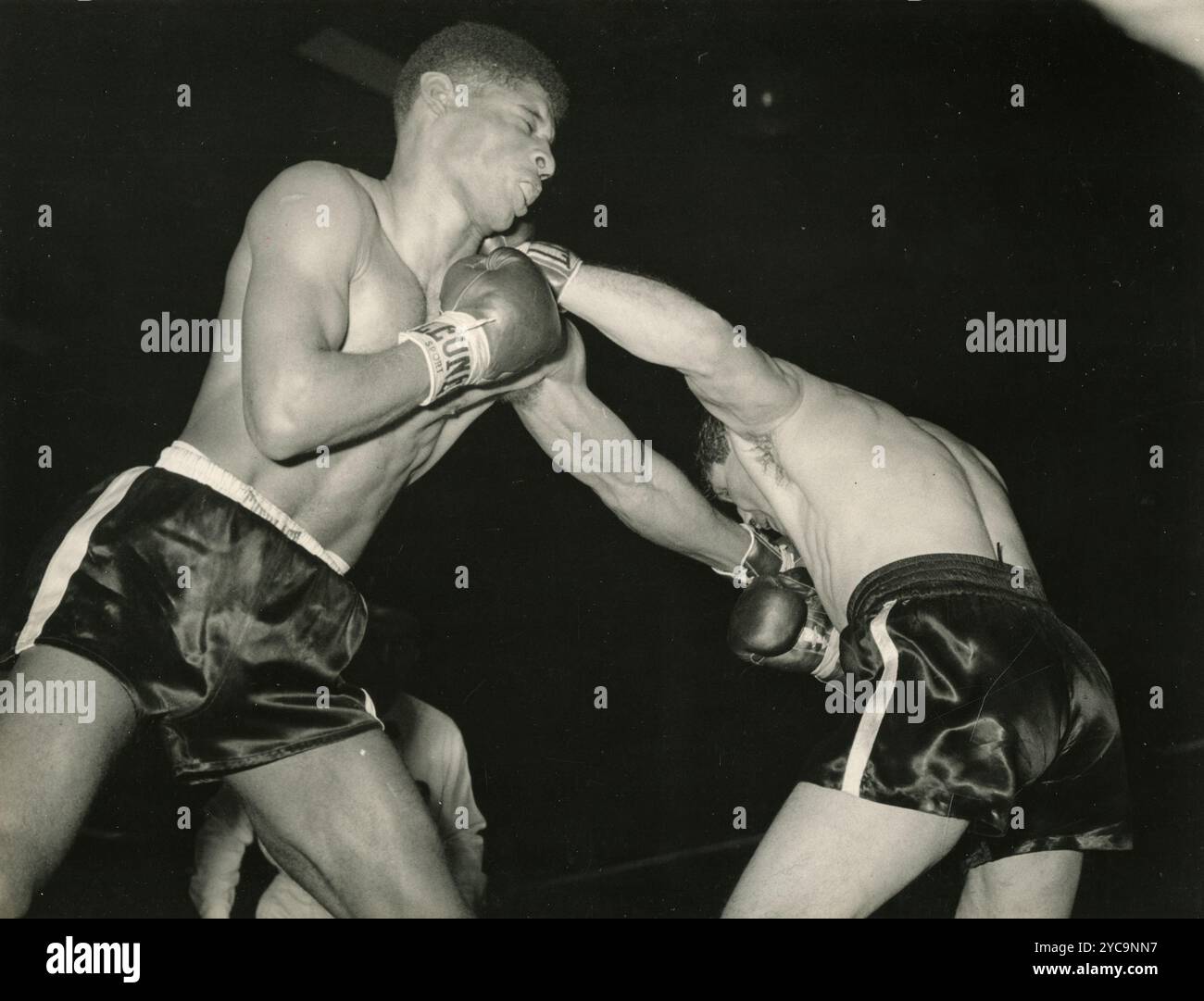 Italian professional boxer Giancarlo Garbelli and American Ted Wright, 1960s Stock Photo - Alamy