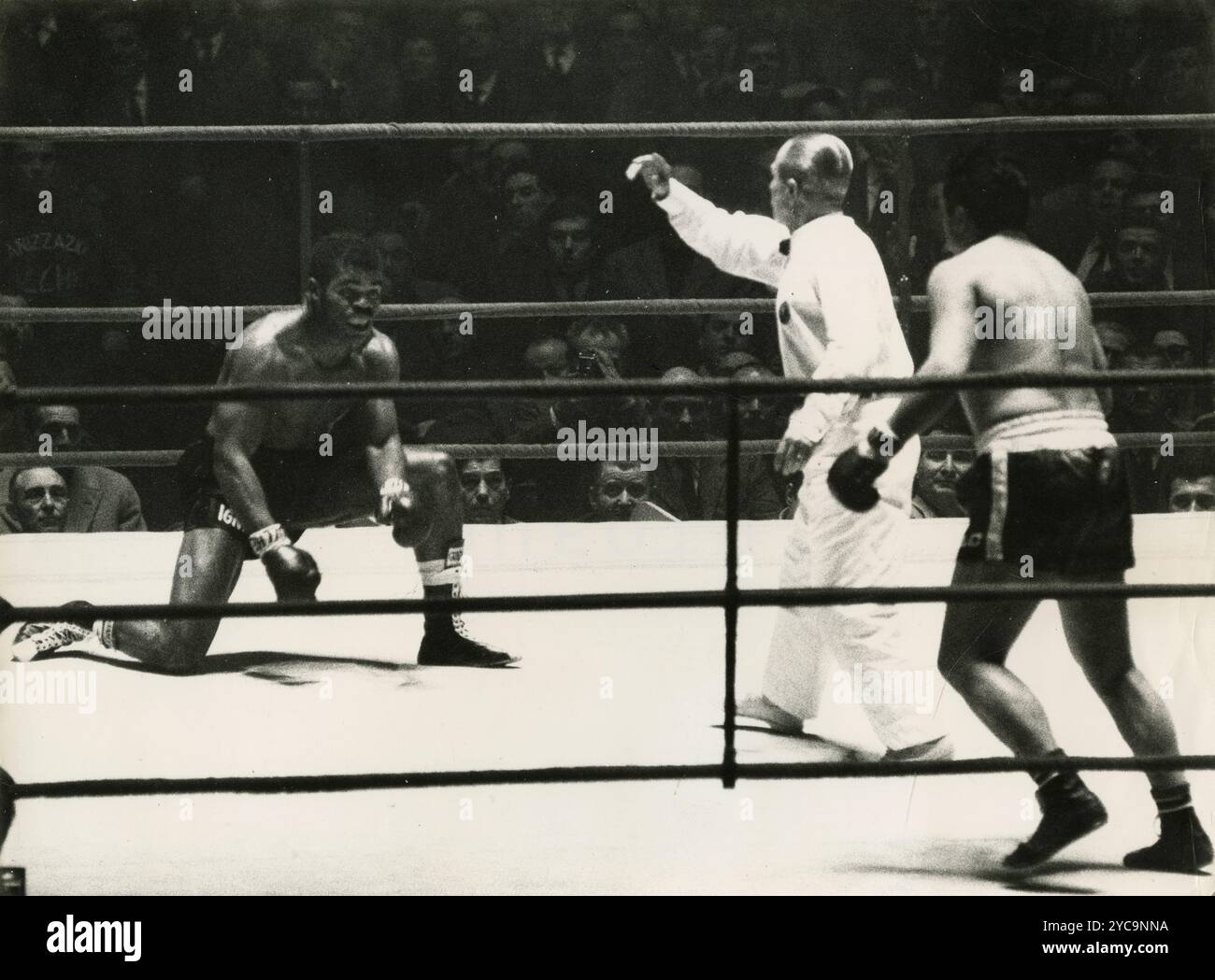 Italian professional boxer Rocco Mazzola and American Bert Whitehurst, 1960s Stock Photo - Alamy