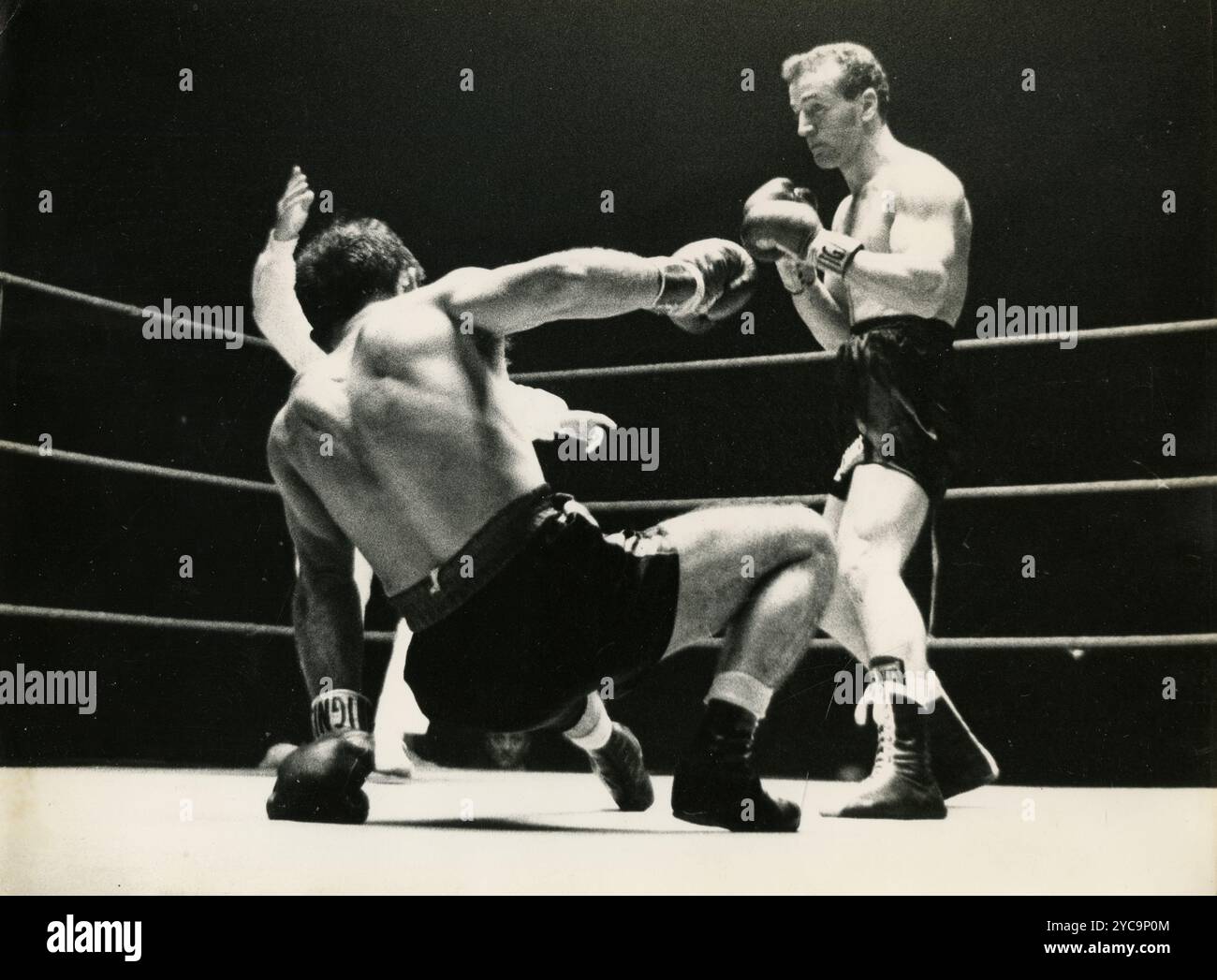 Italian professional boxer Sandro Lopopolo (left) and French Barriere ...