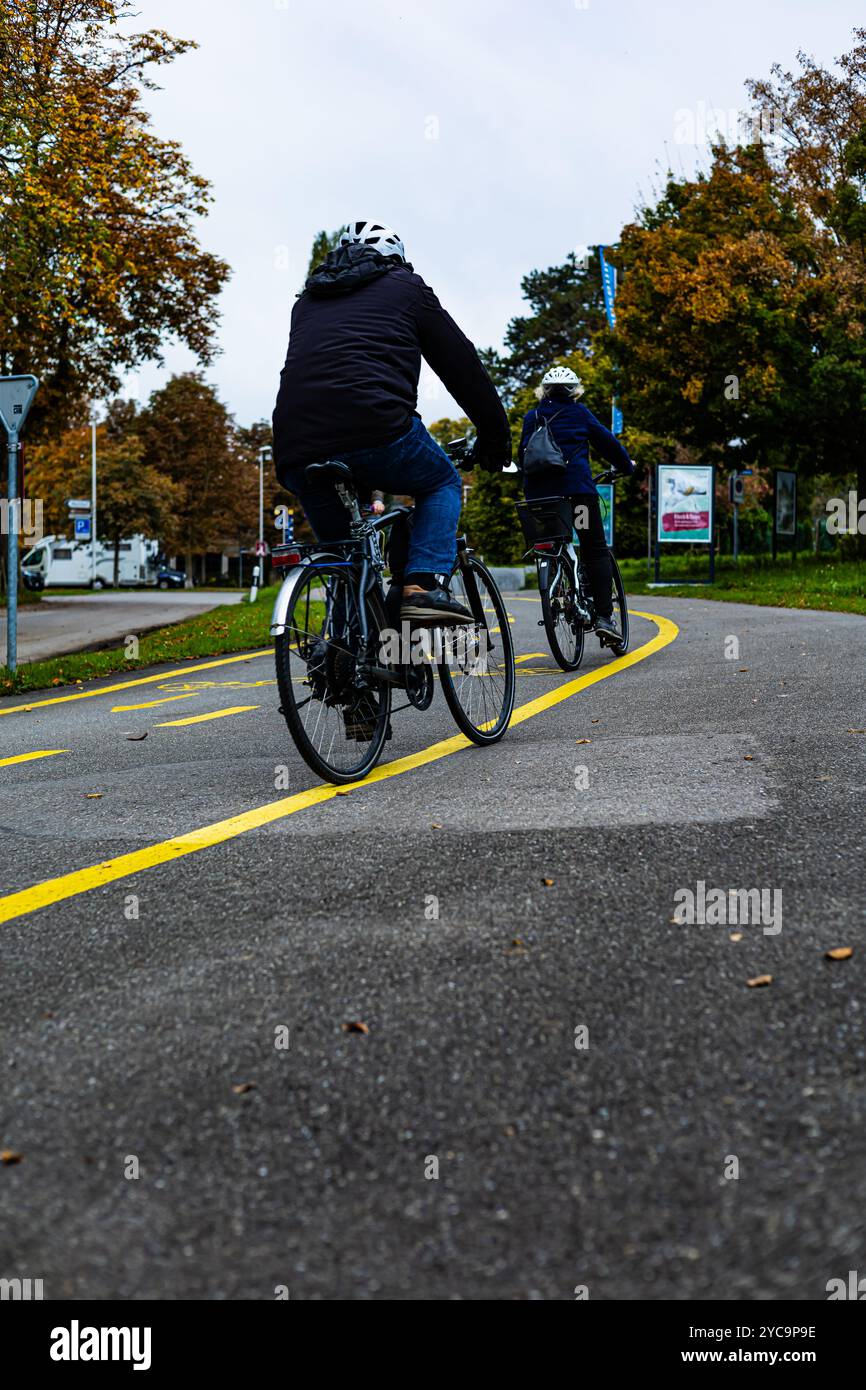 Group fitness riding exercise bikes hi-res stock photography and images ...