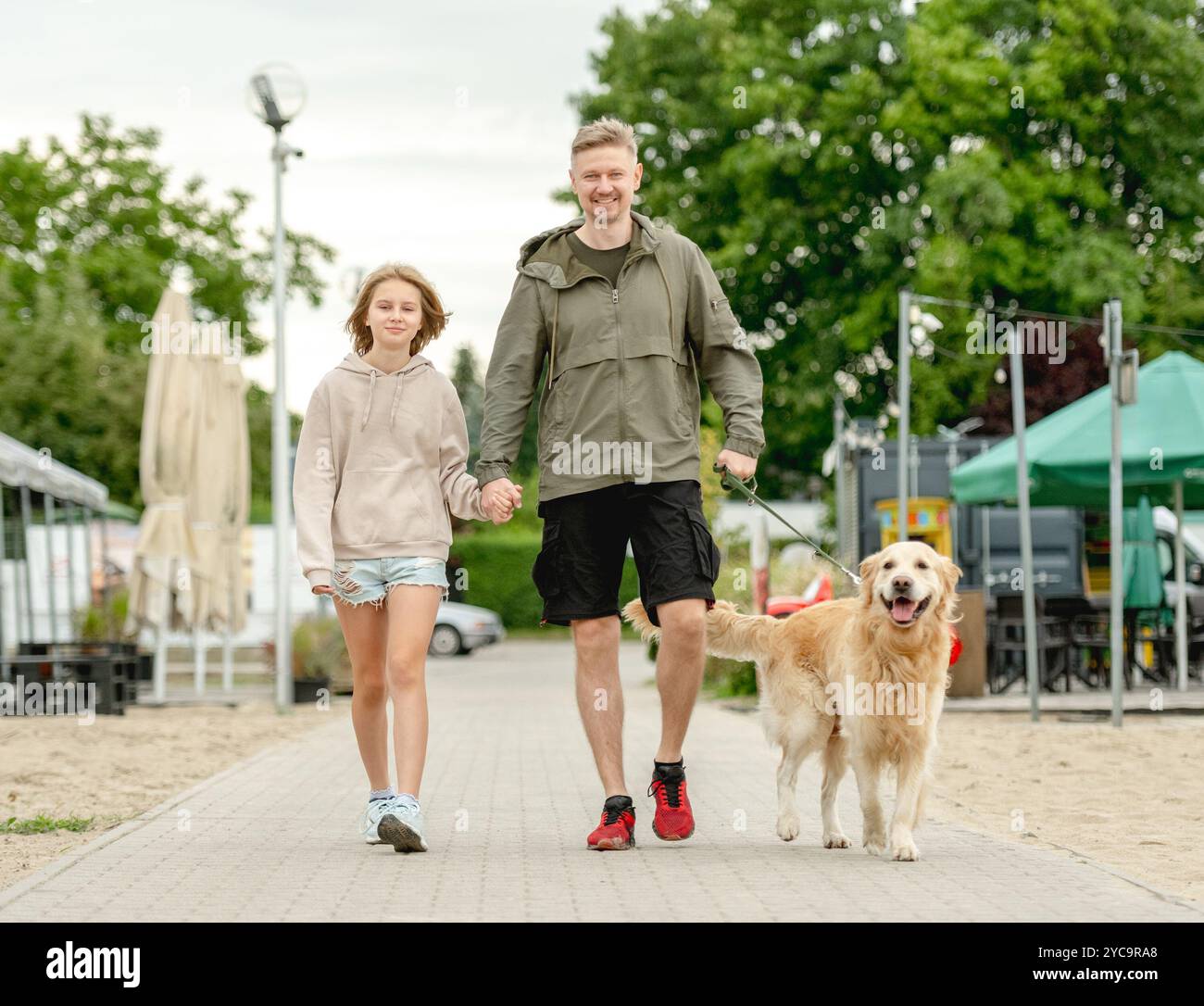 Dad daughter golden retriever hi-res stock photography and images - Alamy