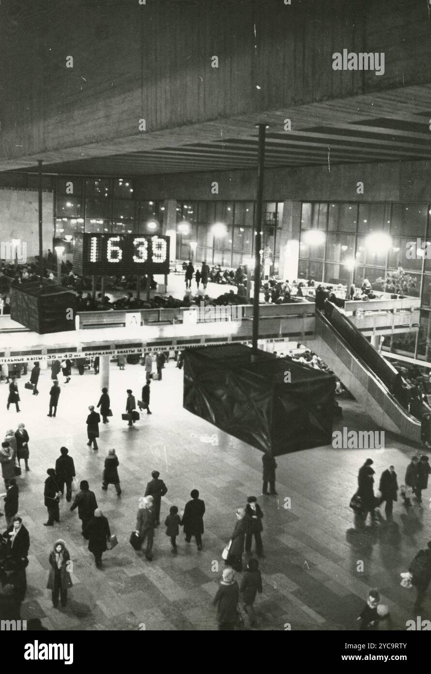 Inside of Kursky Station, Moscow, Russia 1970s Stock Photo - Alamy