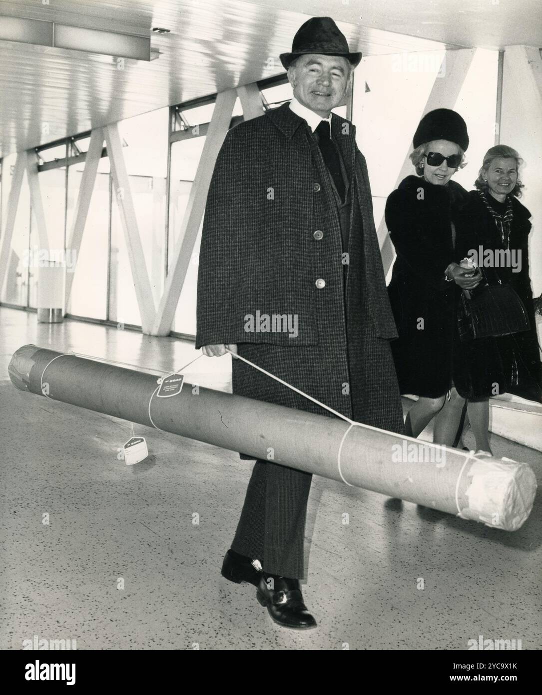 American artist Joseph Wallace King transporting one of his paintings ...