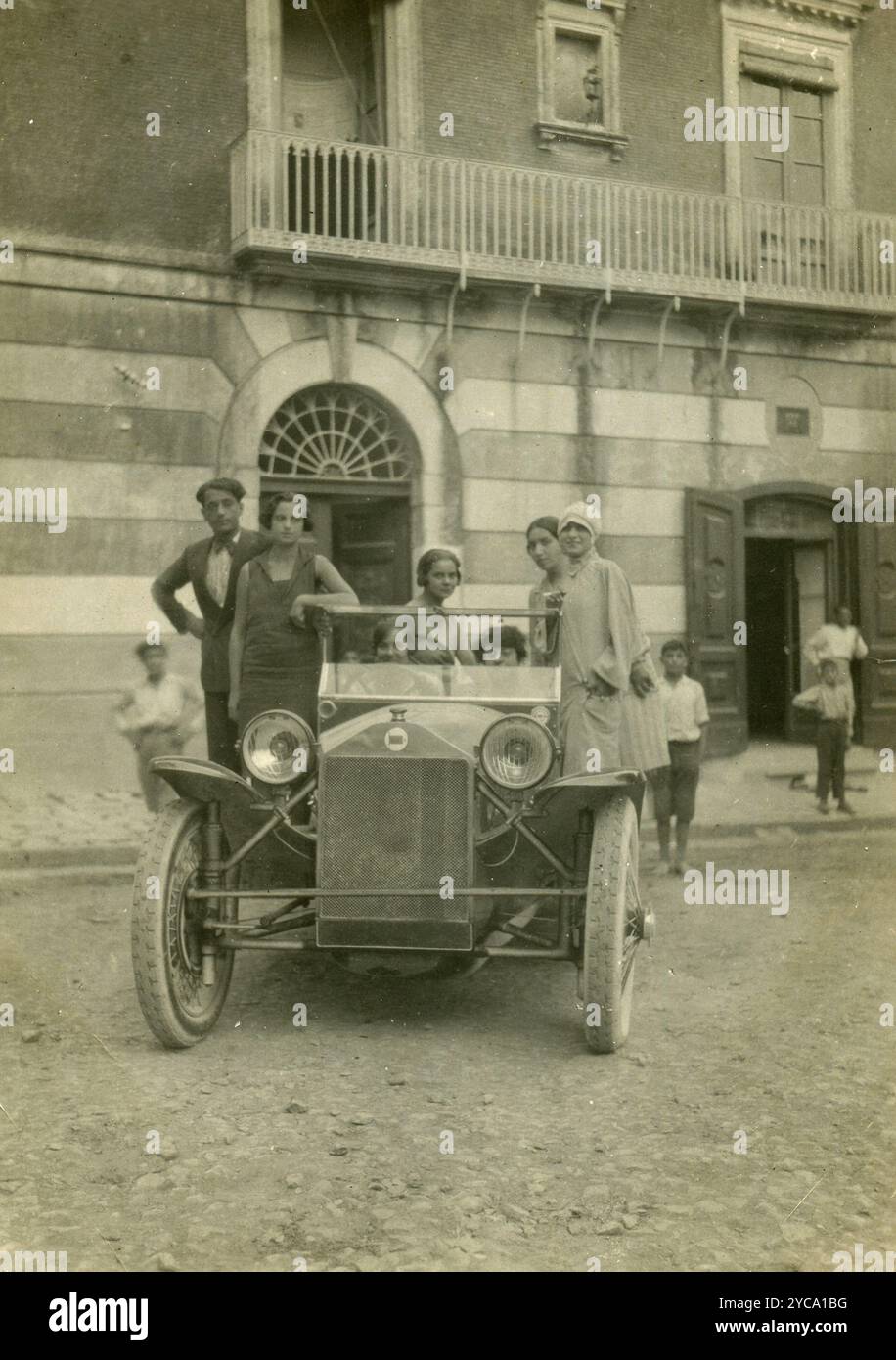 Large group of people in an old car, Italy 1927 Stock Photo - Alamy