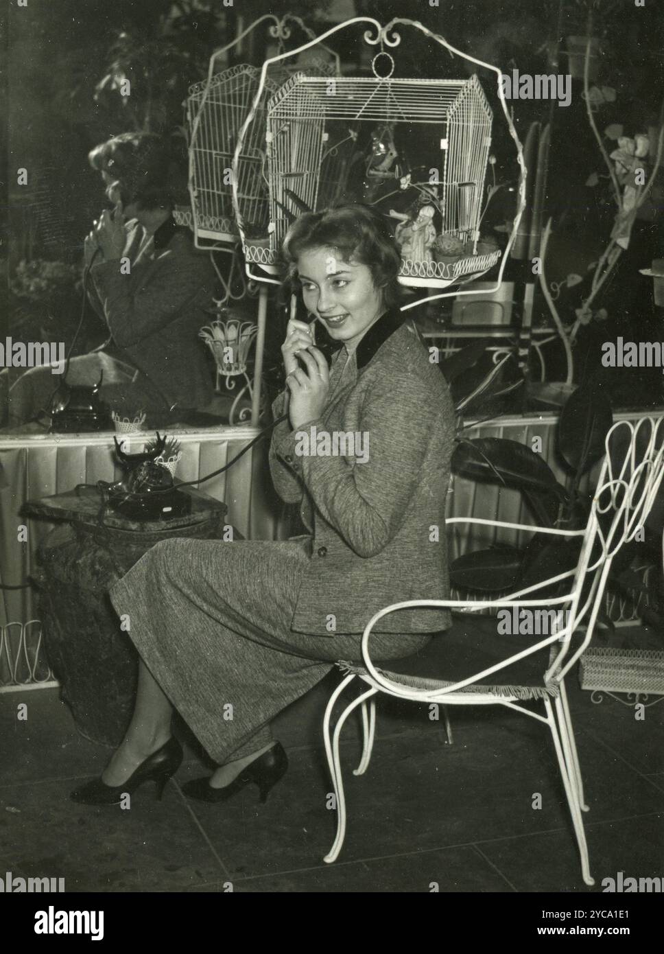 Telephone home 1950s hi-res stock photography and images - Alamy