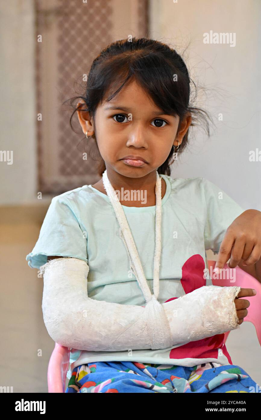 Sad indian girl hi-res stock photography and images - Alamy