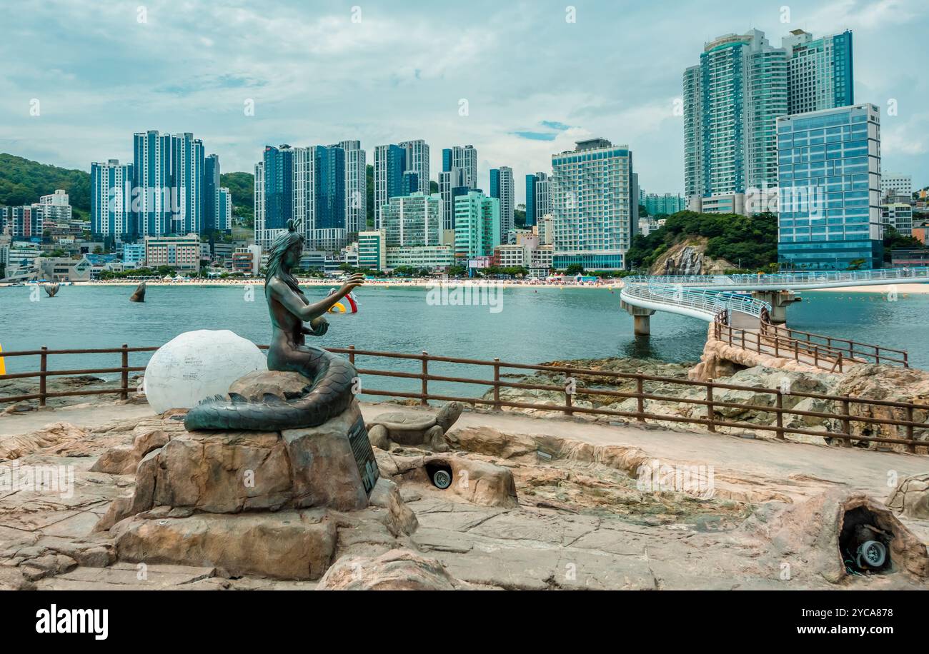 Statues on Songdo Beach in Busan, South Korea Stock Photo - Alamy