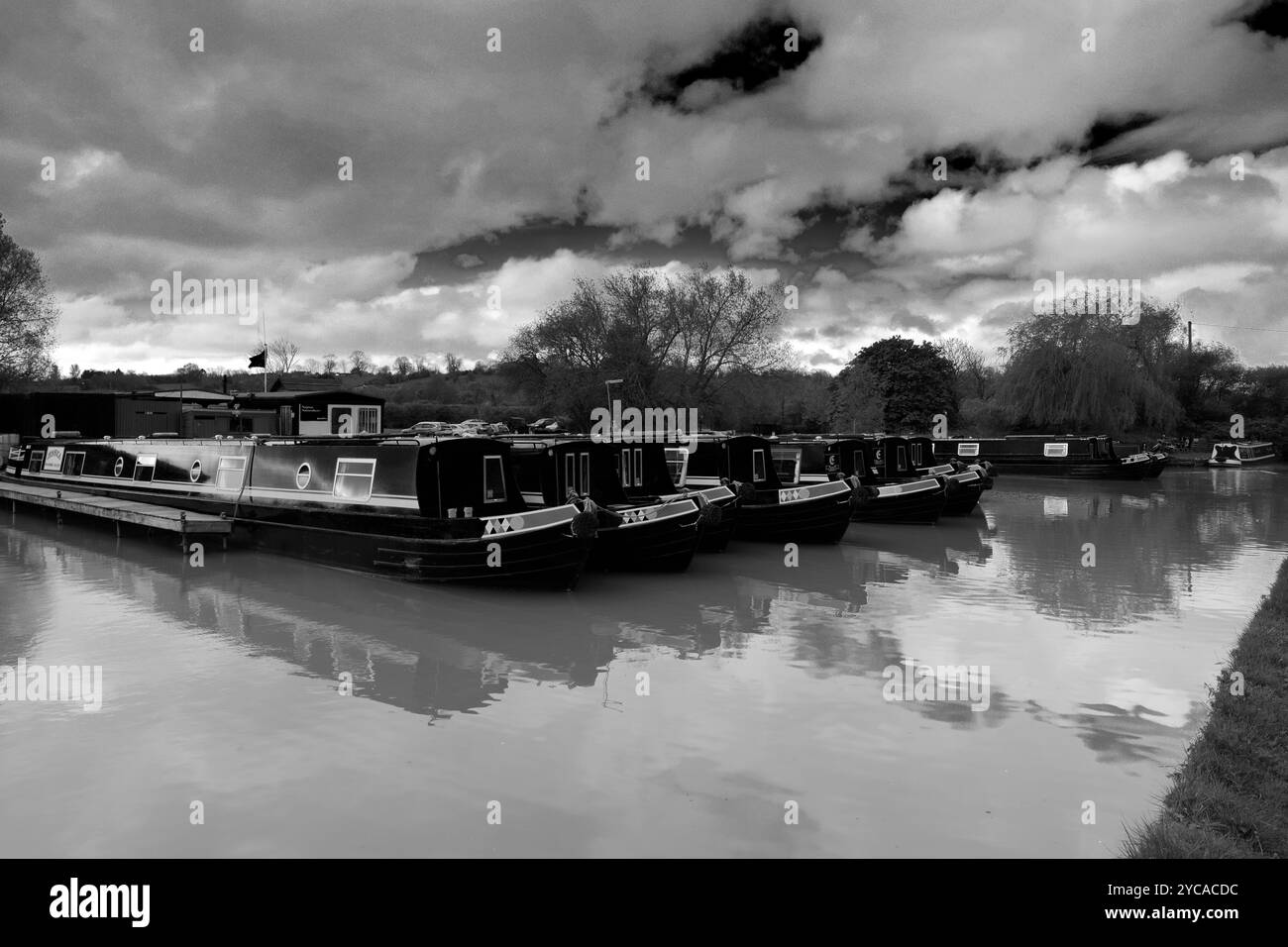 Narrowboats at Napton junction, Napton Marina, Stockton, Southam ...