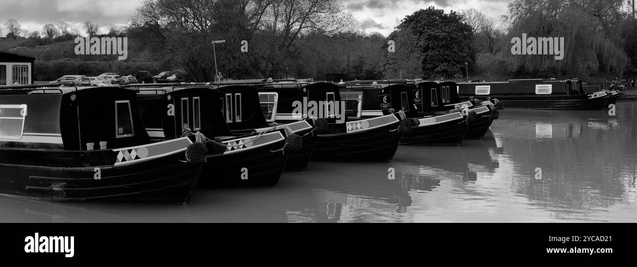 Narrowboats at Napton junction, Napton Marina, Stockton, Southam ...