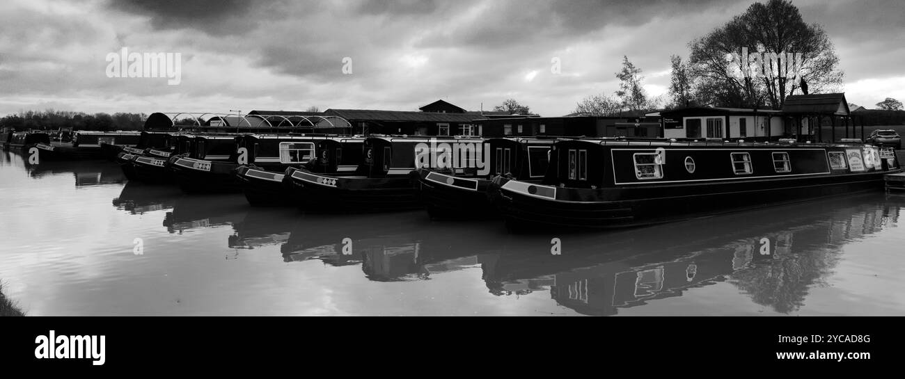 Narrowboats at Napton junction, Napton Marina, Stockton, Southam ...
