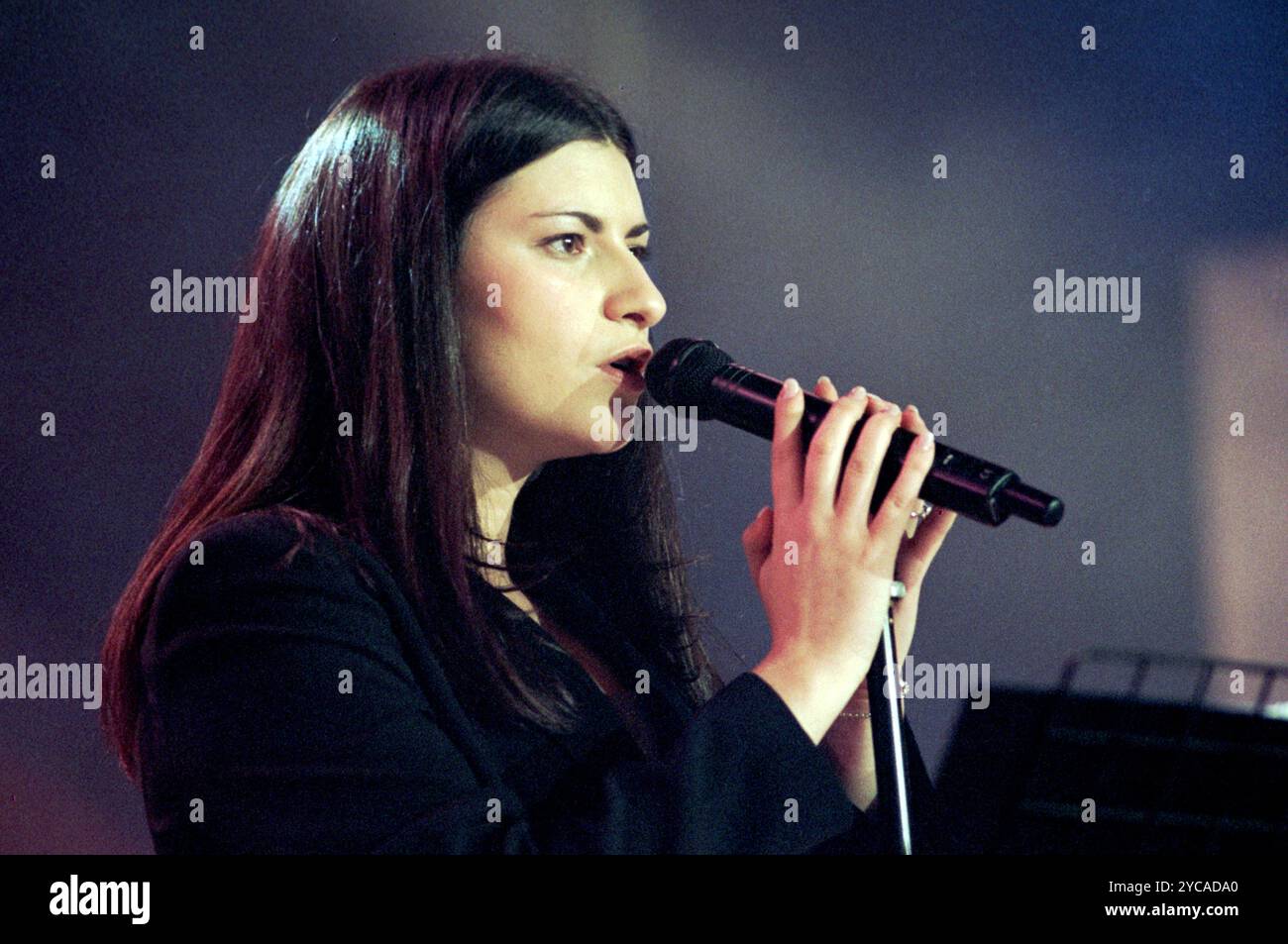 Laura pausini images 1999 hi-res stock photography and images - Alamy