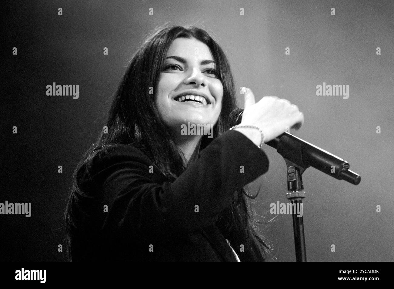 Laura pausini immagini 1999 Black and White Stock Photos & Images - Alamy