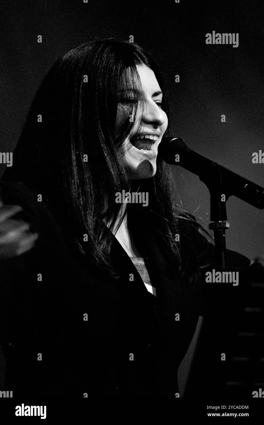 Laura pausini immagini 1999 Black and White Stock Photos & Images - Alamy
