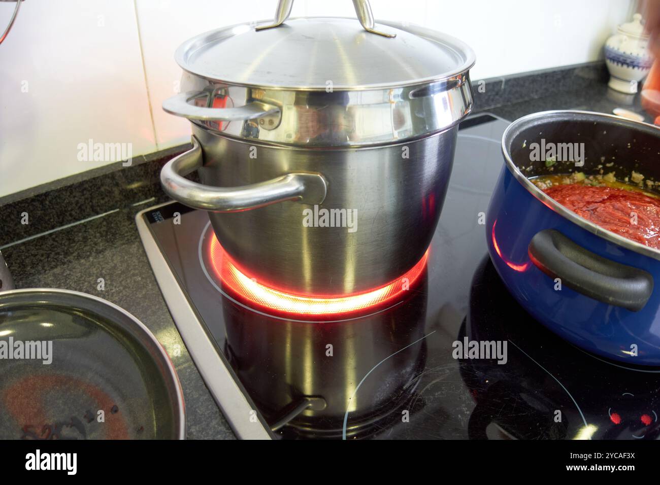 Saucepan full tomato sauce hi-res stock photography and images - Alamy