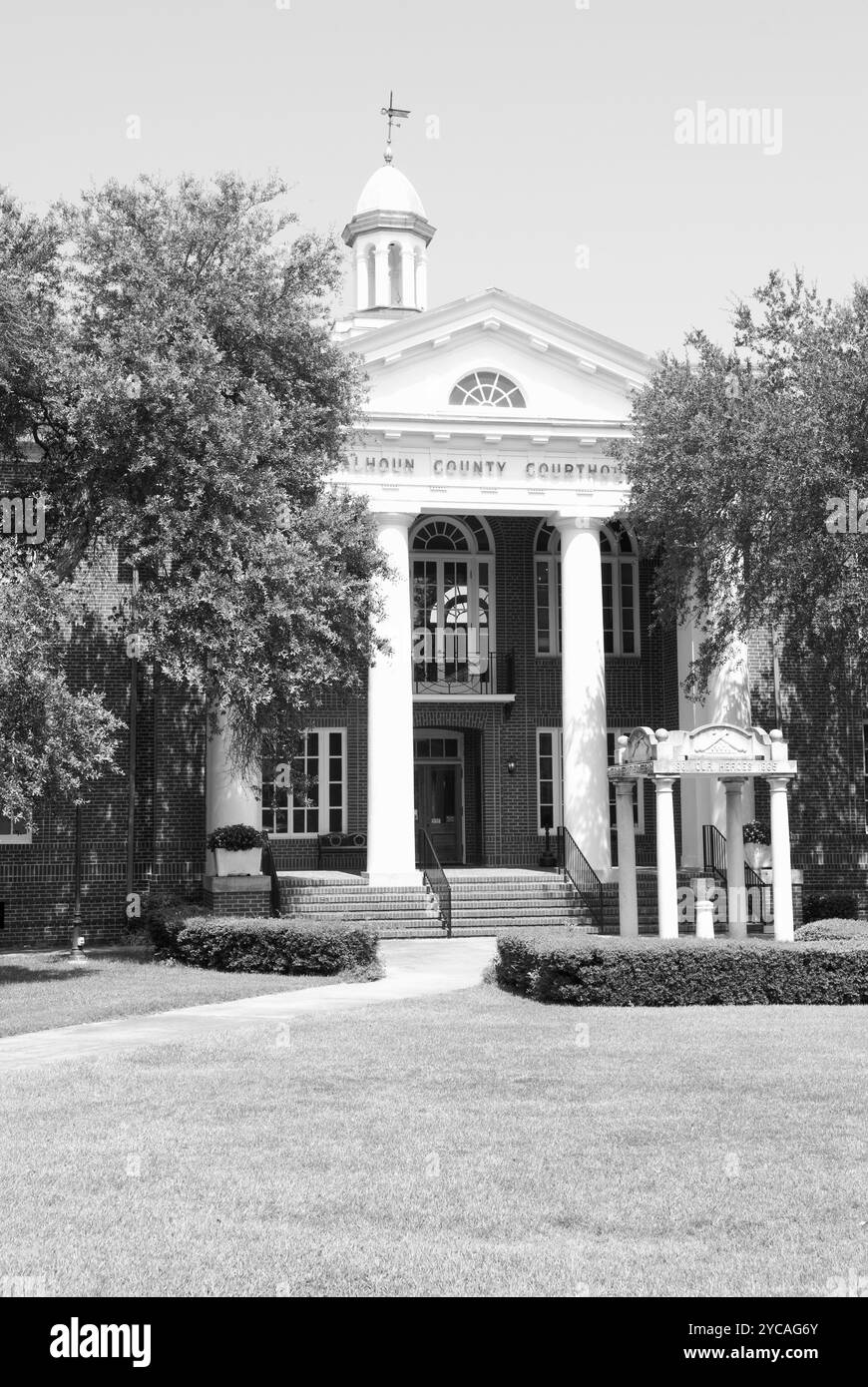 Exterior of Calhoun County Courthouse in St. Matthews, South Carolina ...